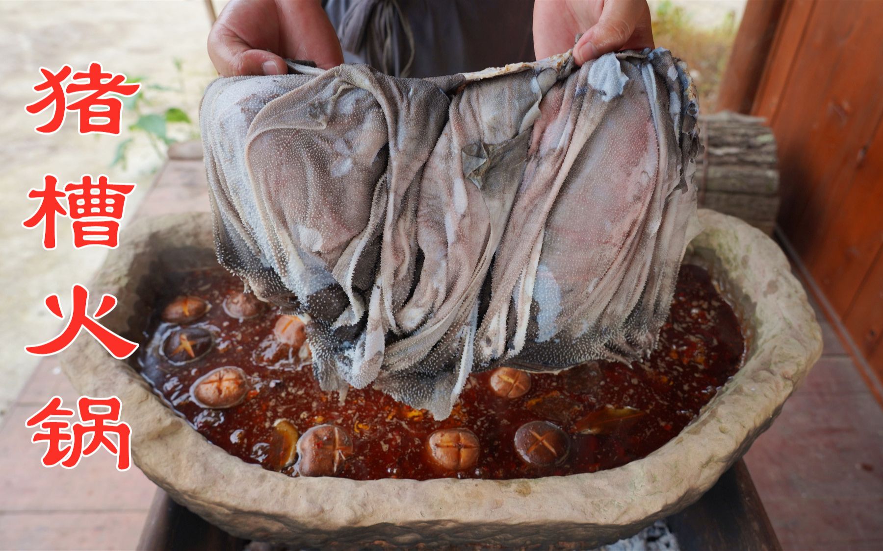 This guy gets a wild idea: cooking hot pot in a pig trough! Tearing and ...