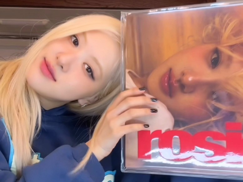 Is it REALLY this big?! Giant poster + photocard! Unboxing ROSE (Park ...