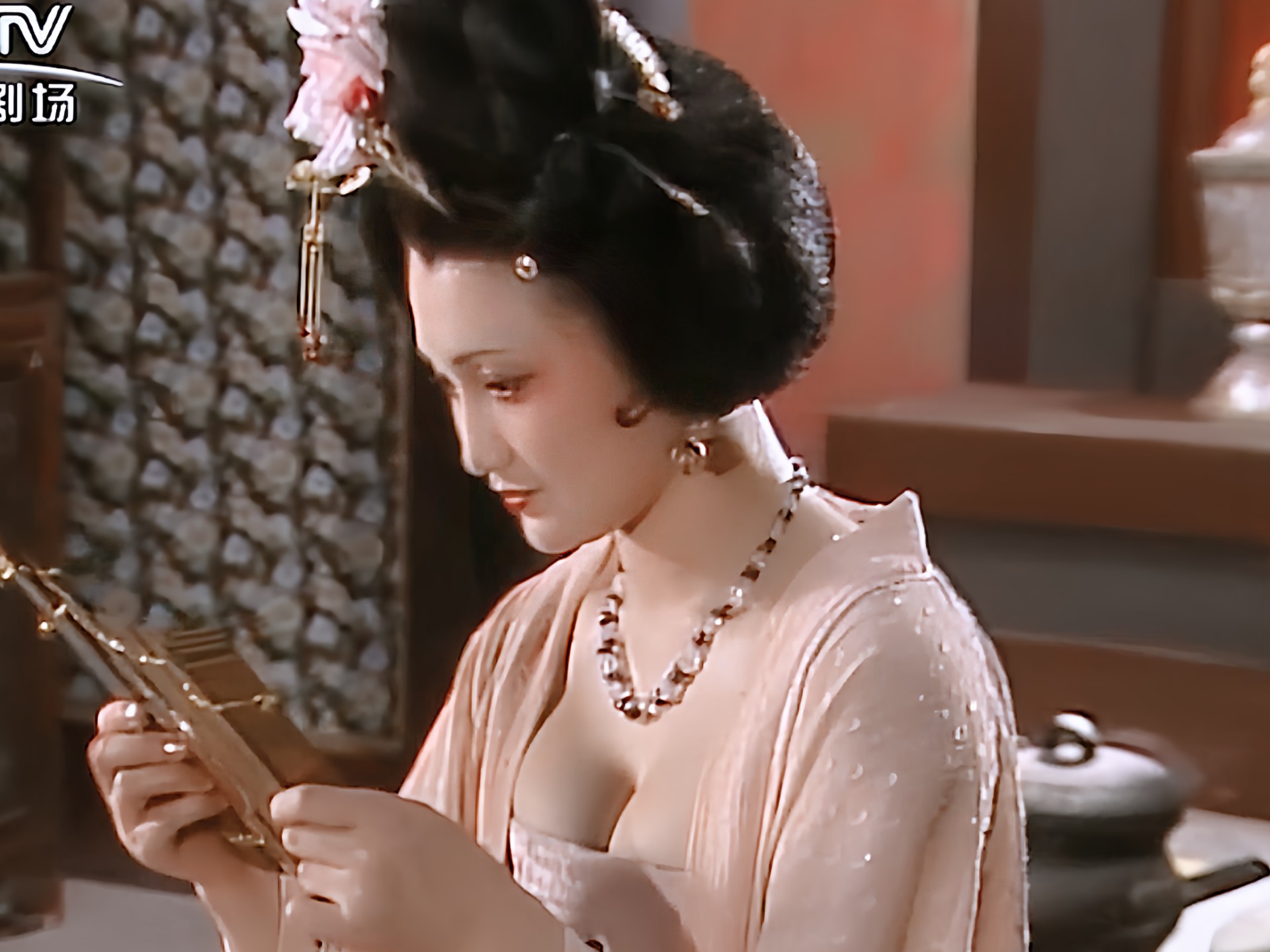 Back in the day, actors really went all out—some even gained 50 pounds ...