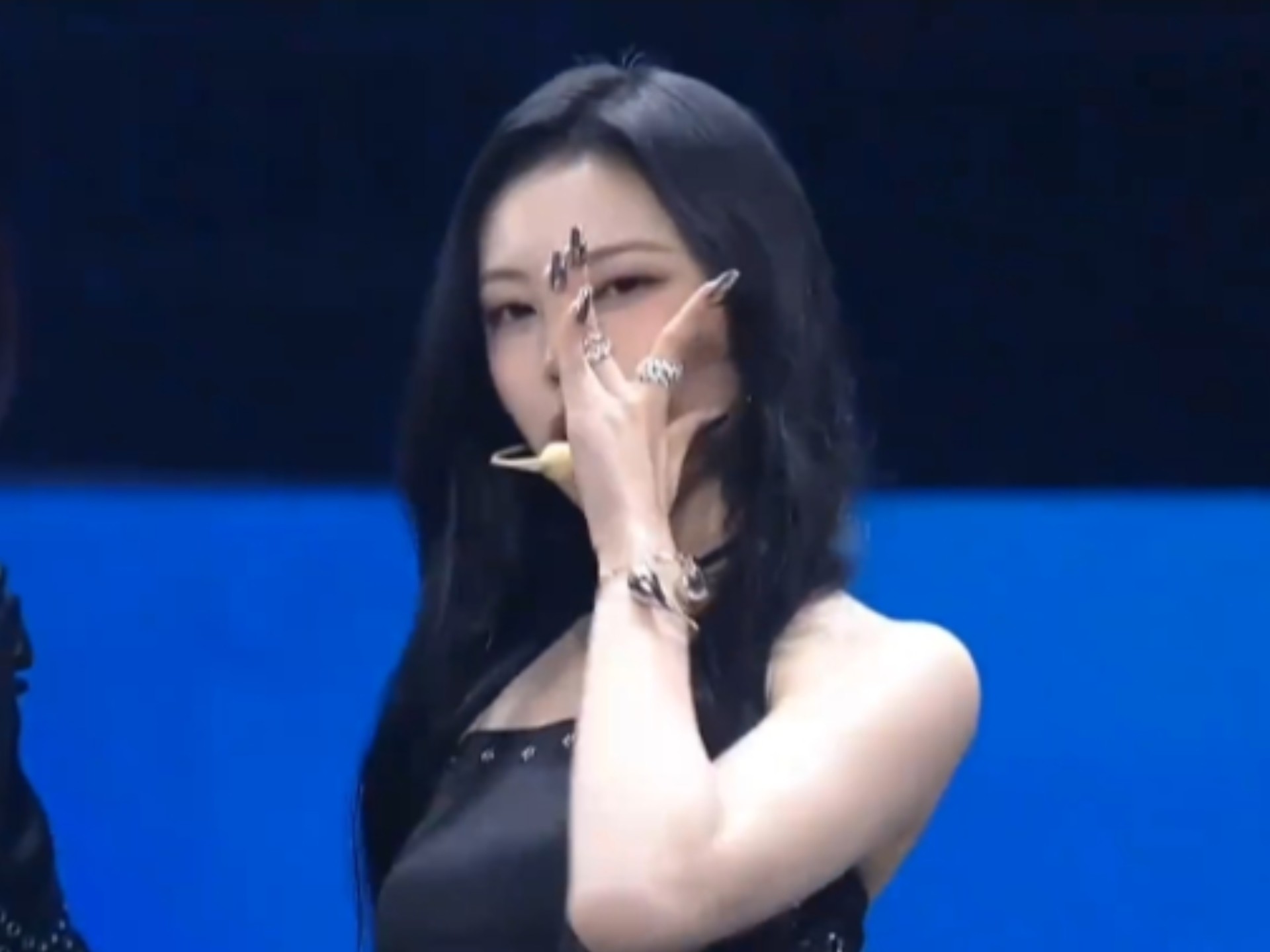 Hearts2Hearts “FOCUS + aespa – Dirty Work” 251225 Melon Music Awards HD ...