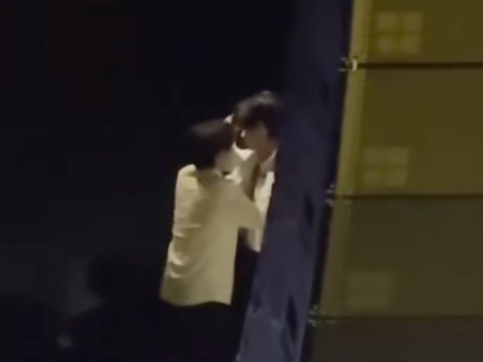 Mu Xuan Cheng breaks down, clutching Zhang Junhao—so suffocating and ...
