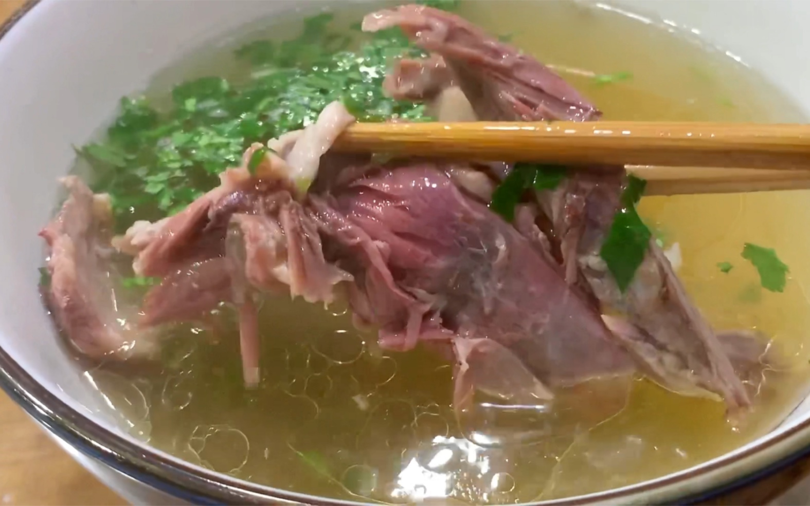 Di Weinan, cuma 30 yuan udah bisa makan semangkuk sup daging kambing ...