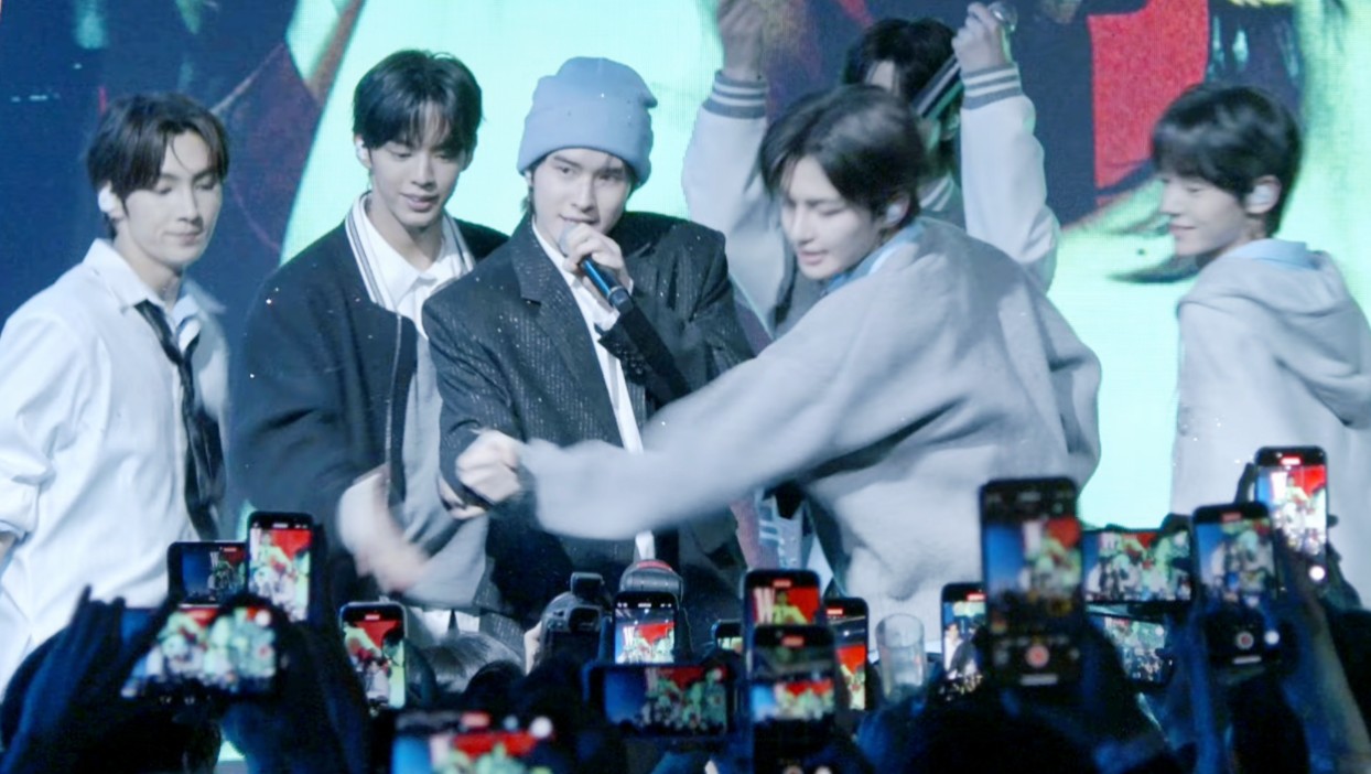 Siaran resmi malam TWS WKorea: Panggung HD penuh untuk “Plot Twist ...