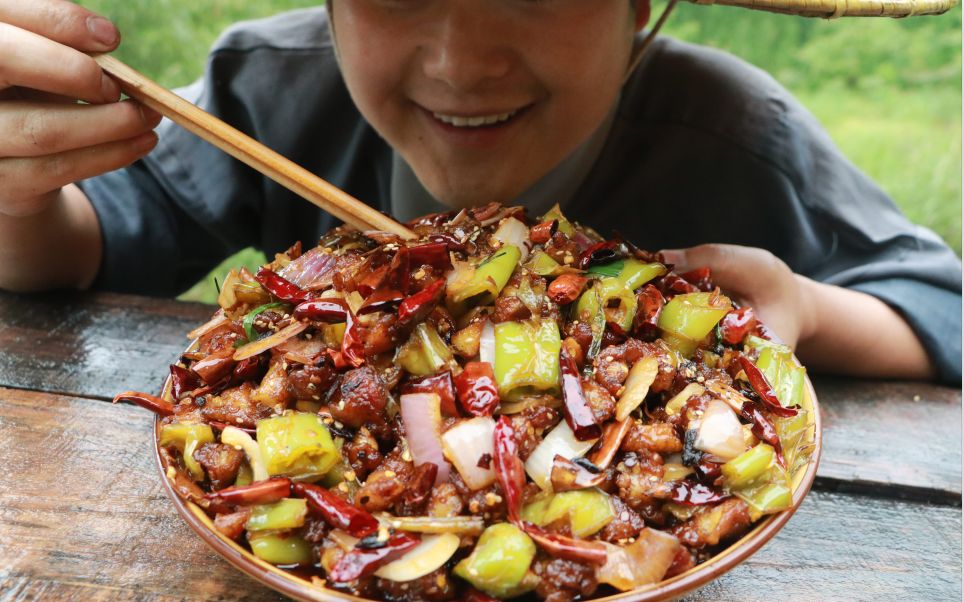 [Yam Video] After a day’s work, this country guy stir-fries 2 jin of ...