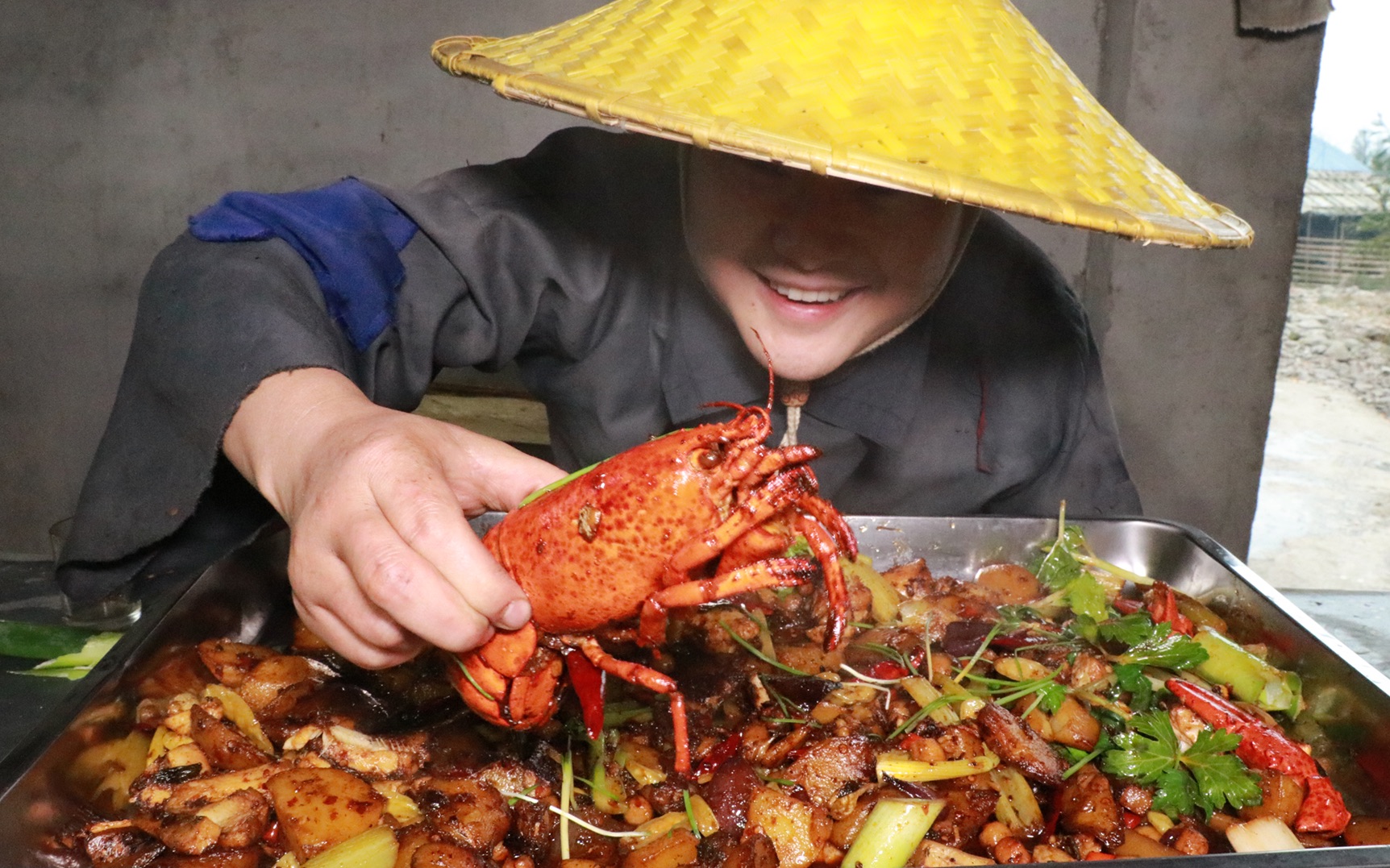 [Yam Video] Is Eating Seafood Like This—A Giant Lobster—Too Fancy ...