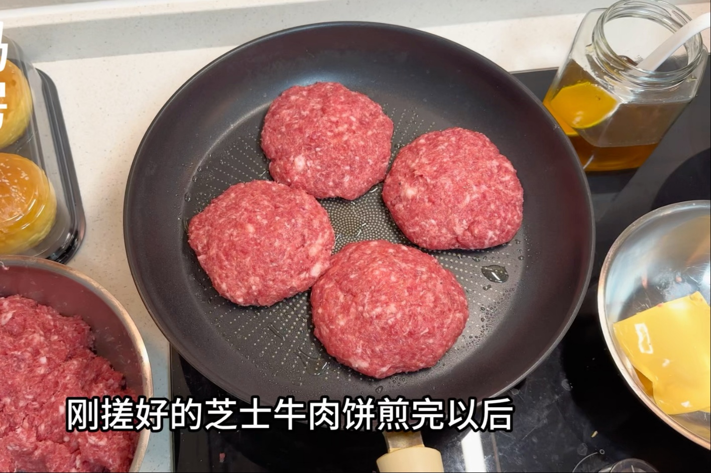 Patty Daging Sapi Keju Goreng untuk Sarapan, Isi Burger yang Berair dan ...