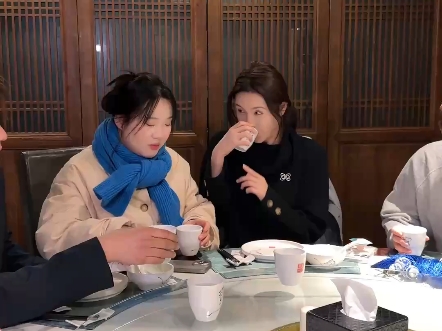 No, sis, you’re the one who’s pushing it. - BiliBili