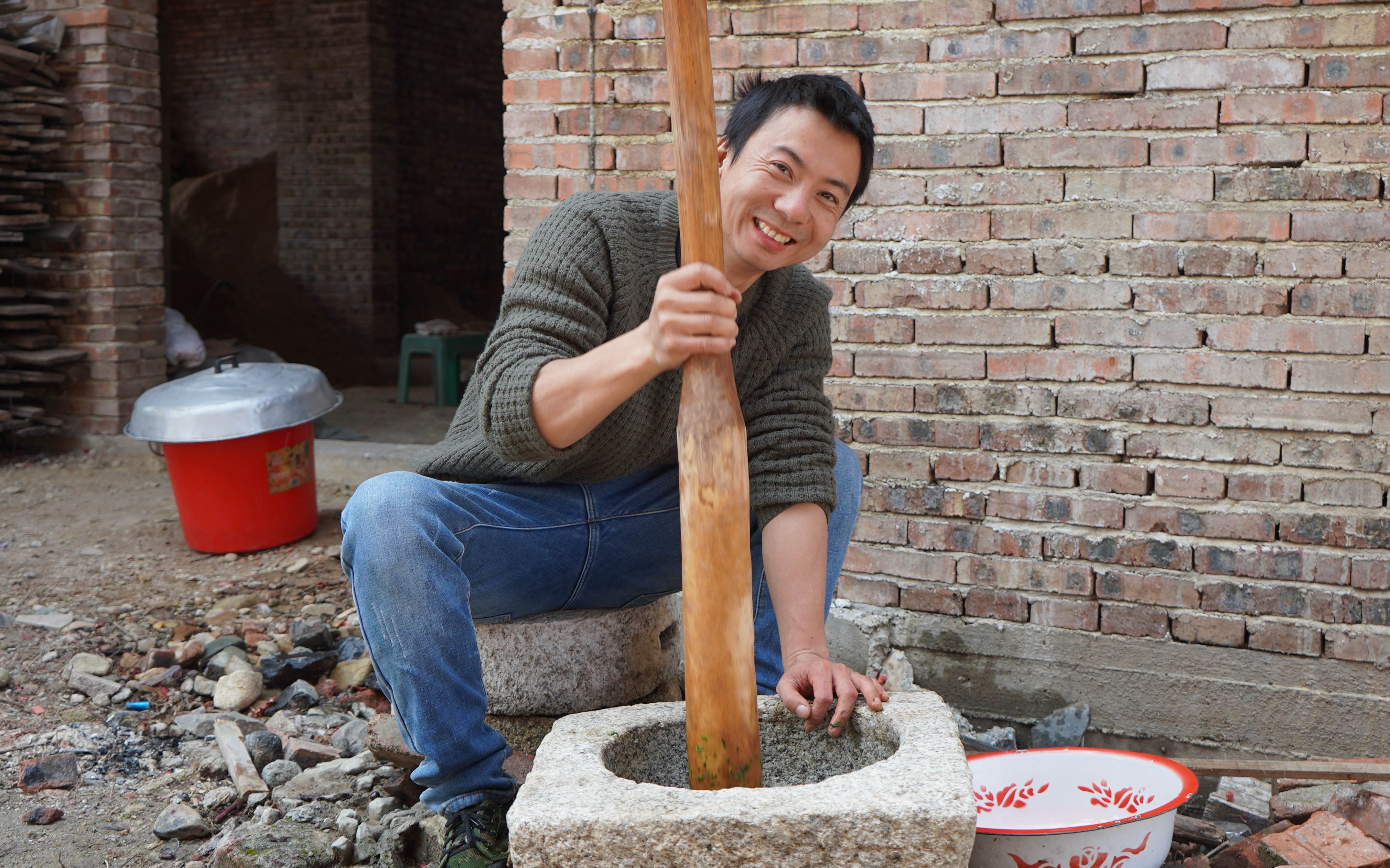 Hua Nong Brothers: Spring is here—let’s pick some mugwort to make rice ...
