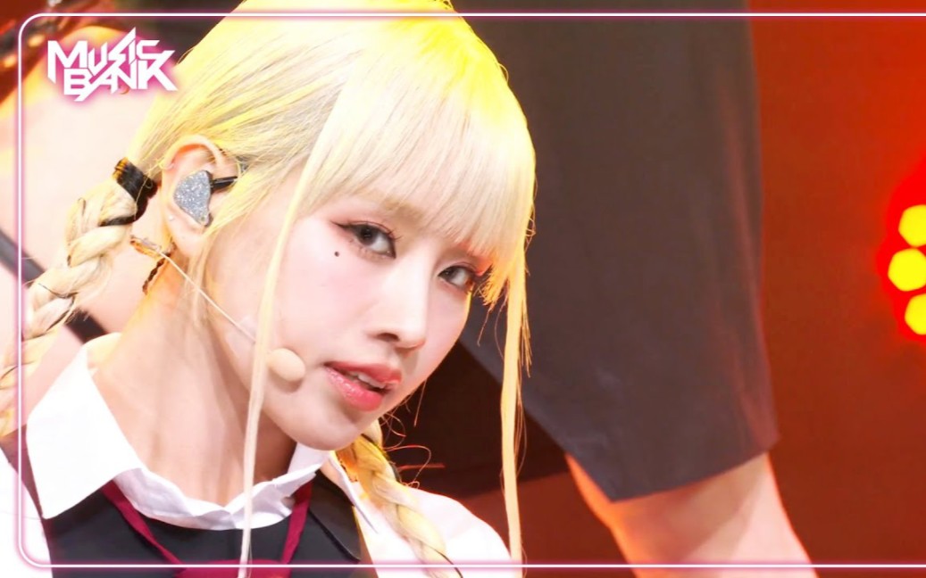 So spicy! [KISS OF LIFE] 240405 Music Bank Midas Touch comeback stage ...