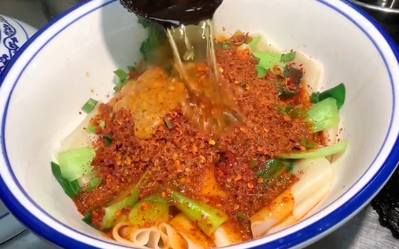 Warung mie kecil di gang-gang Xi’an: biangbiang handmade dalam mangkuk ...