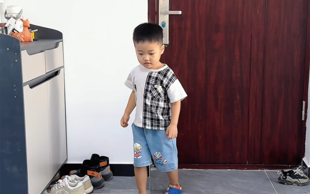 Watch How Dad Teaches His Son Who Keeps Taking Off His Shoes! - BiliBili