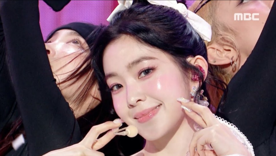 Bae Joo-hyun “Like A Flower” Solo Promotional Stage + Solo Vlive 241215 ...