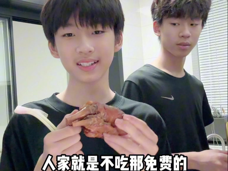 Adik meniru Xiao Huang Rong di depan Kakak - Bstation