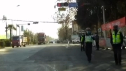 Traffic Cop: Let me take a look and see what’s going on. - BiliBili