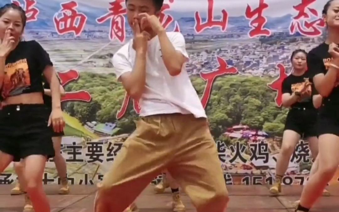 Yunnan Square Dance Competition Invites This Guy to Dance—Netizens: He ...