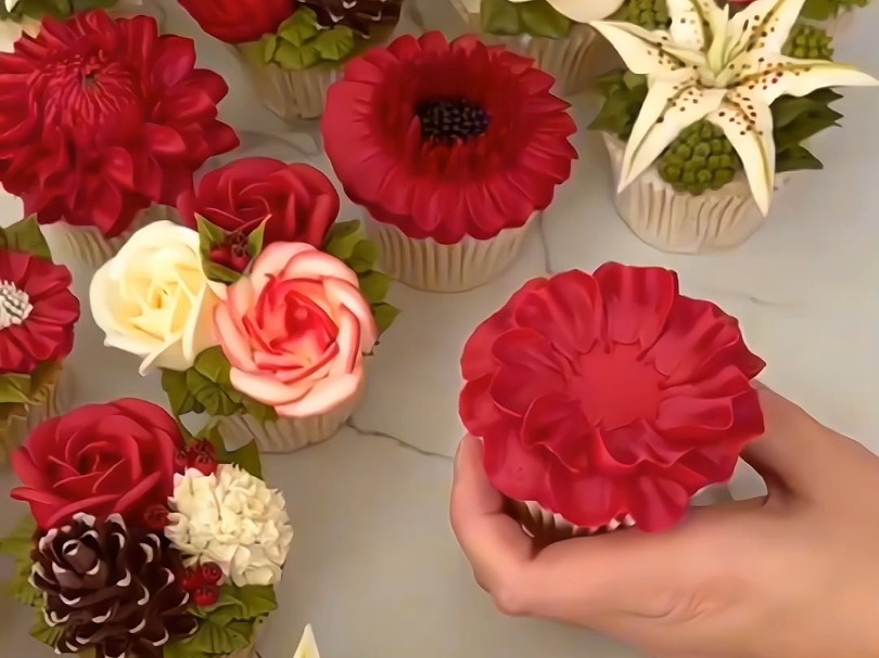 “Healing Edition: Floral Art Cupcakes” - BiliBili