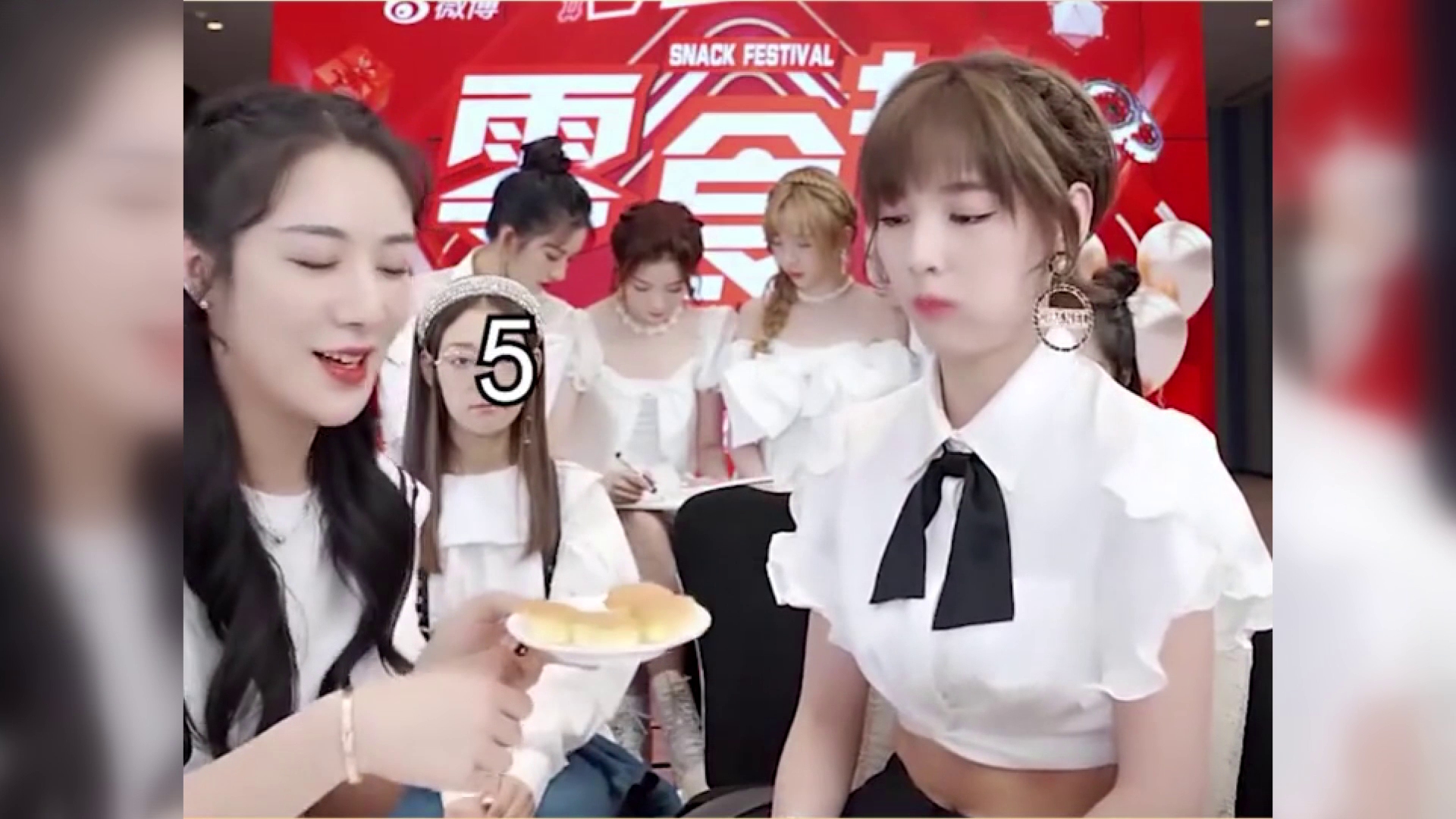 Going all out! Following Ju Jingyi’s 64 chews per bite of bread, Zhao ...