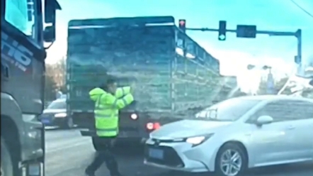 Traffic cop on vacation gets stuck in a jam—switches to “golden armor ...