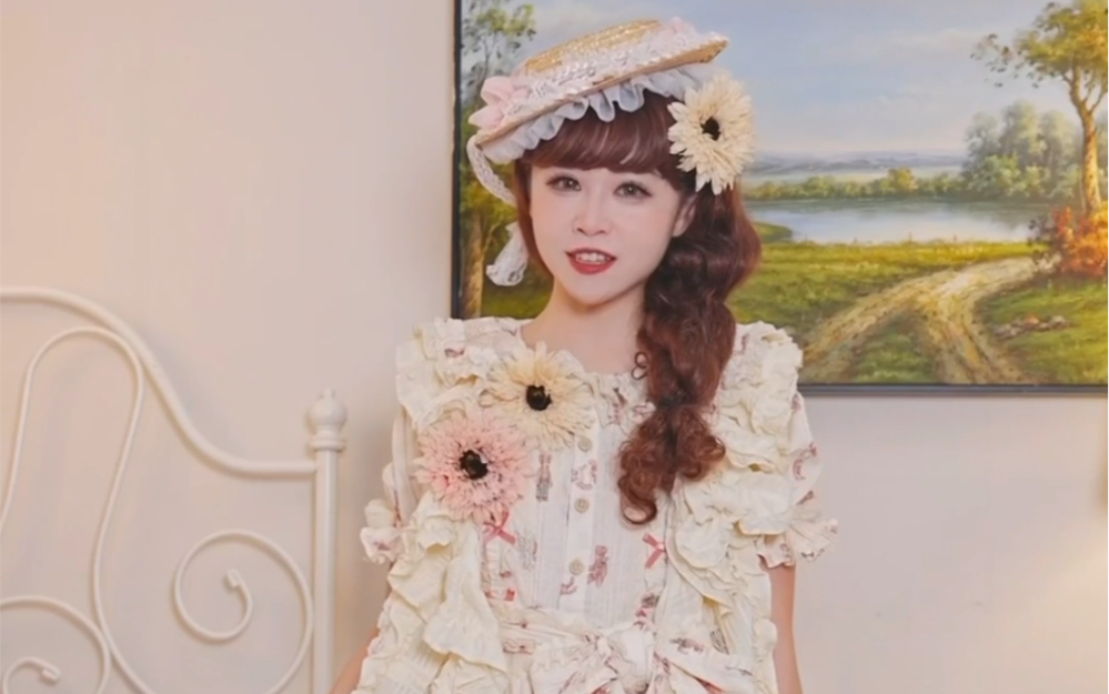 Layered, Intricately Crafted Lolita Looks - BiliBili