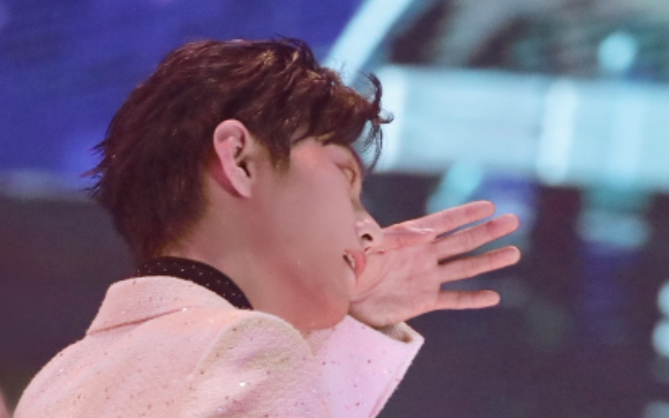 Dia adalah pria pertama di industri hiburan Tiongkok yang berjuang ...