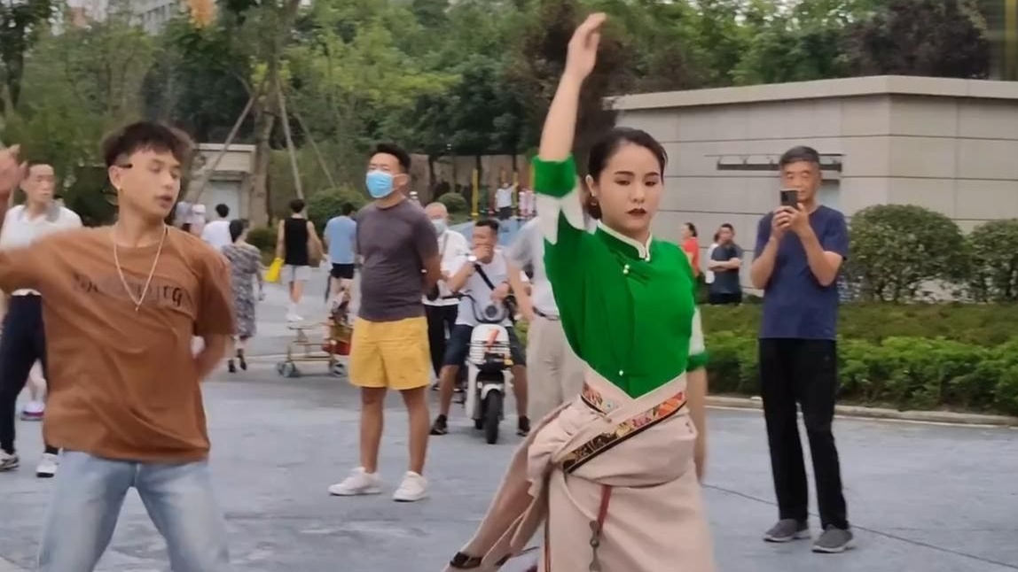 A 21-year-old girl from Chengdu, Sichuan, danced the Guozhuang dance ...