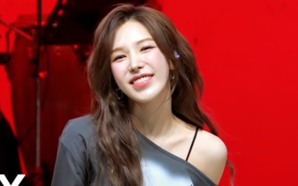 No wonder she’s a “four-lead-singer”! Wendy’s band live performance of ...