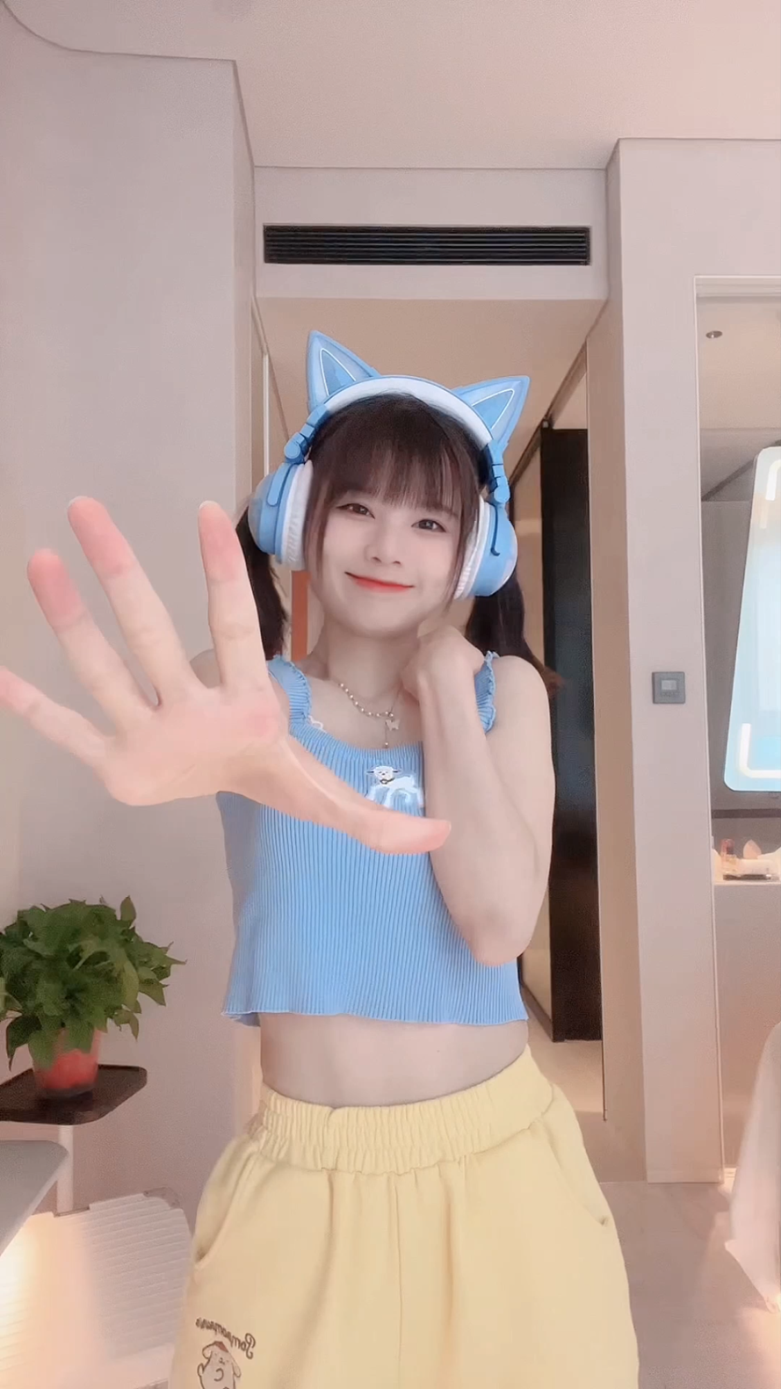 Ada nggak yang sama-sama nantikan musim panas kayak aku? Yang jelas ...