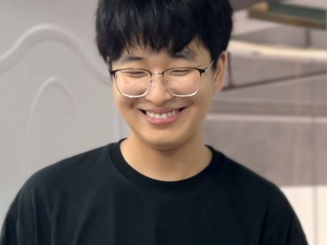 What’s he so afraid of after I spray some air freshener? - BiliBili