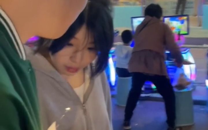 Look at her wise, piercing gaze. - BiliBili