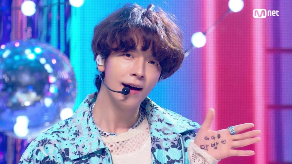 [Super Junior Subunit D&E] Promoting “GGB” on Stage! - BiliBili