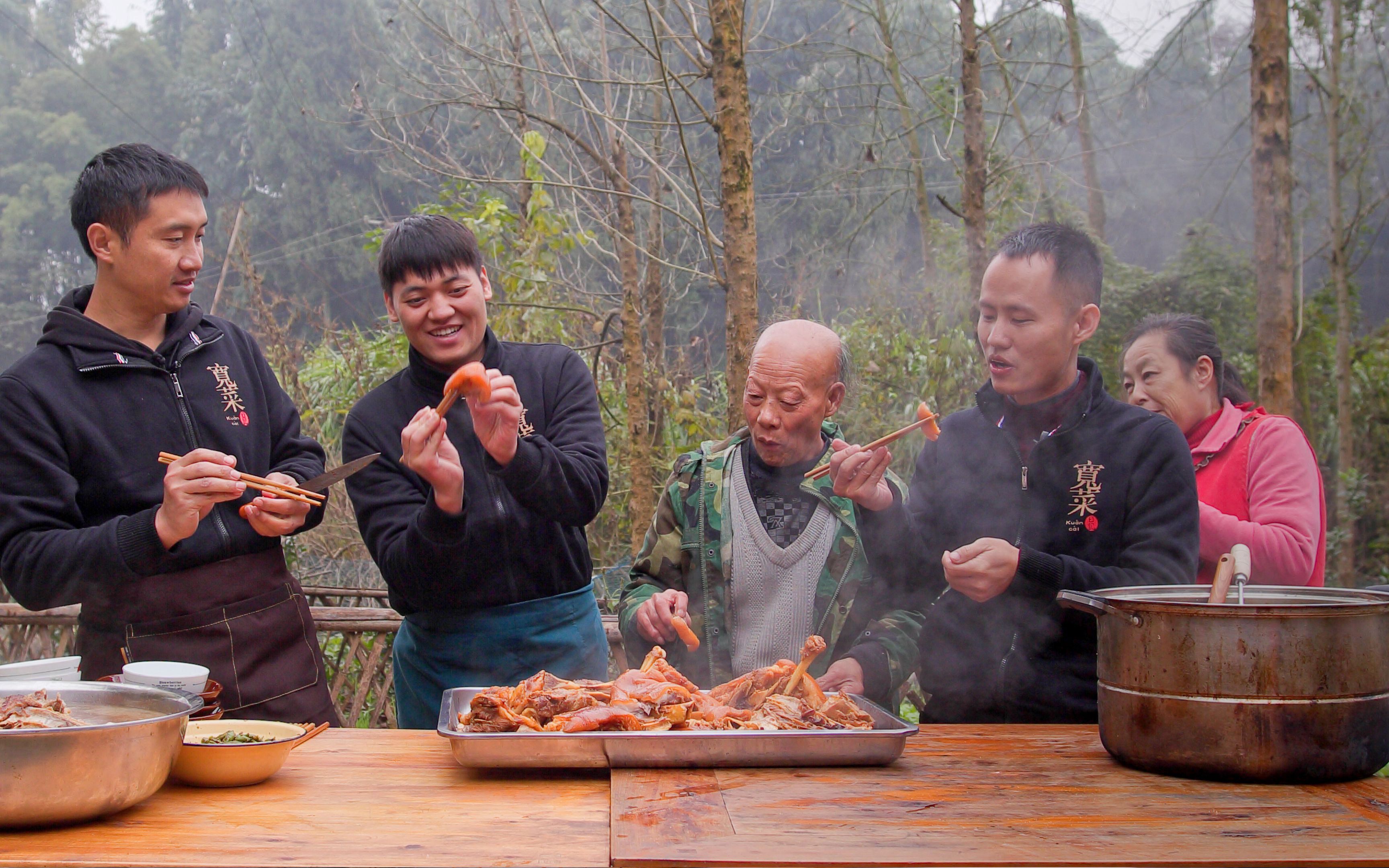 Wang Gang whips up a huge pot of braised pig trotters with “Kuancailao ...