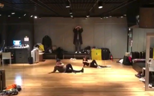 [BLACKPINK] Lisa’s latest dance practice room video—her dance teacher ...