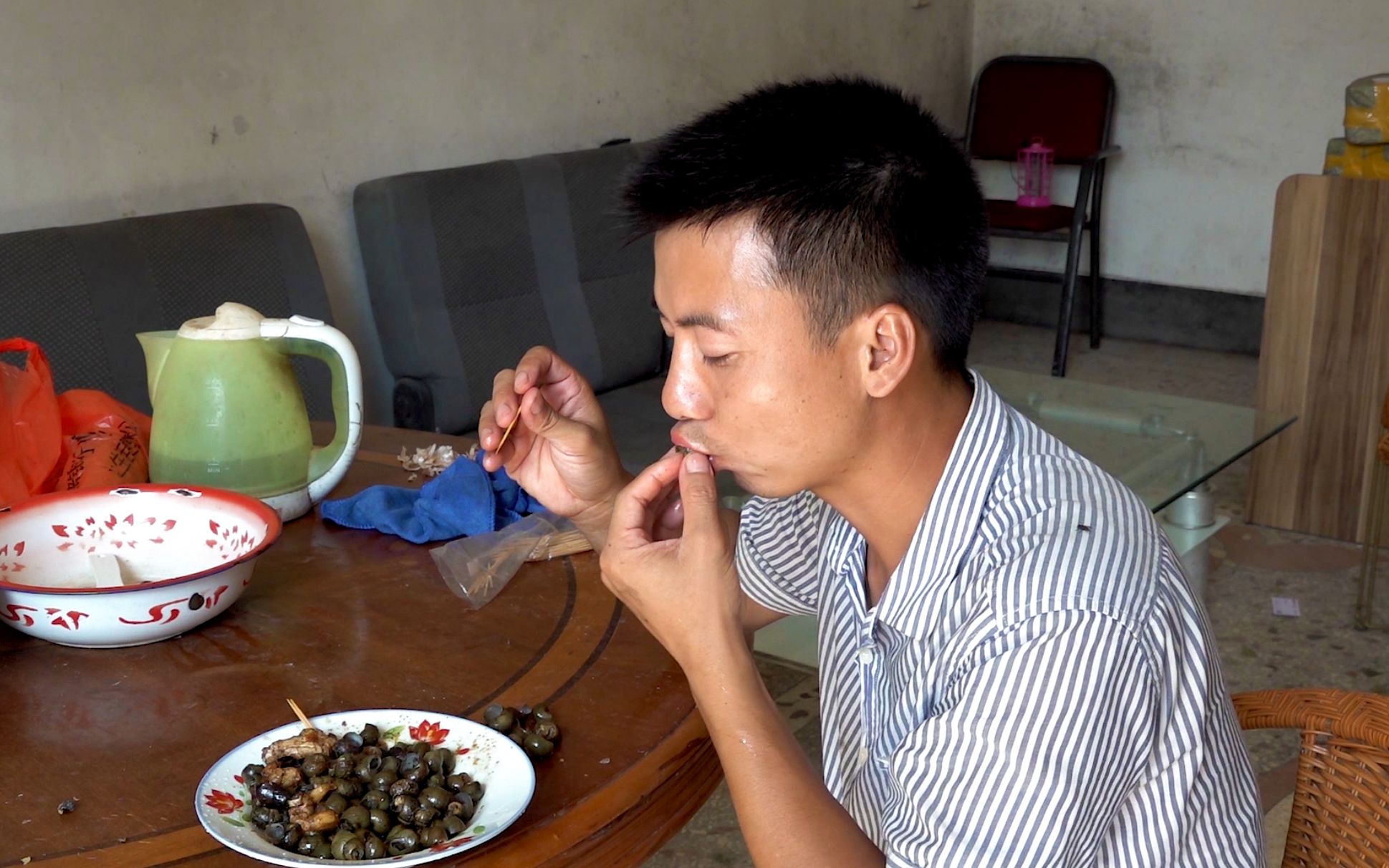 Hua Nong Brothers: We picked some snails from the river, let them soak ...