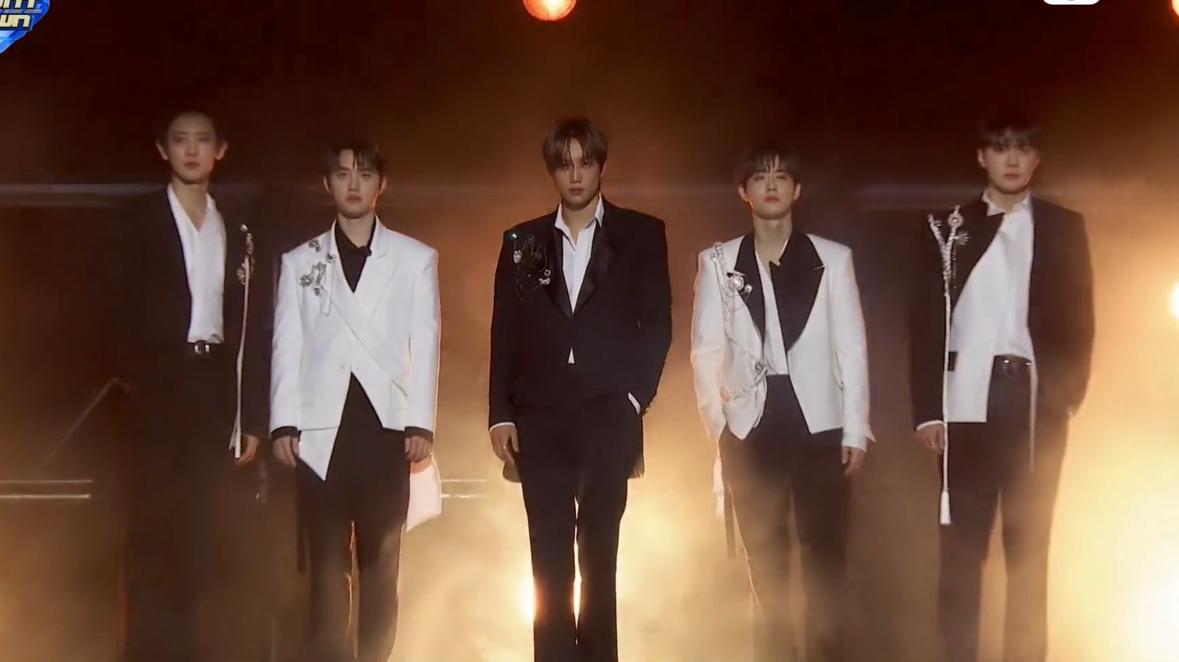 EXO’s Latest Comeback Track “Crown” First Performance Stage - BiliBili