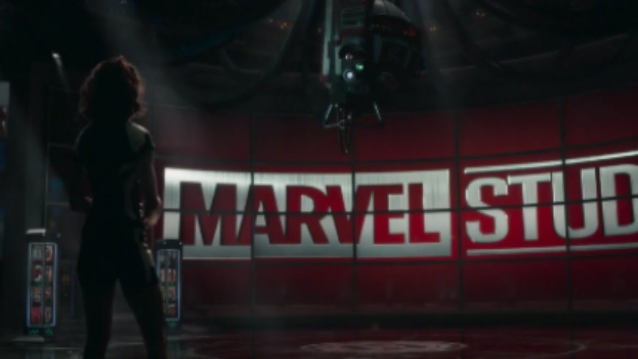 She-Hulk 4 wall breaks into marvel Studios and beats up Kevin Feige ...