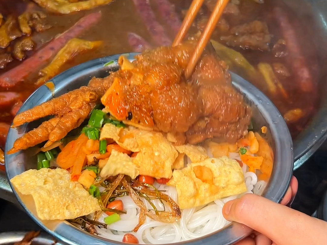 Local Liuzhou residents line up for this super-spicy snail noodle soup ...