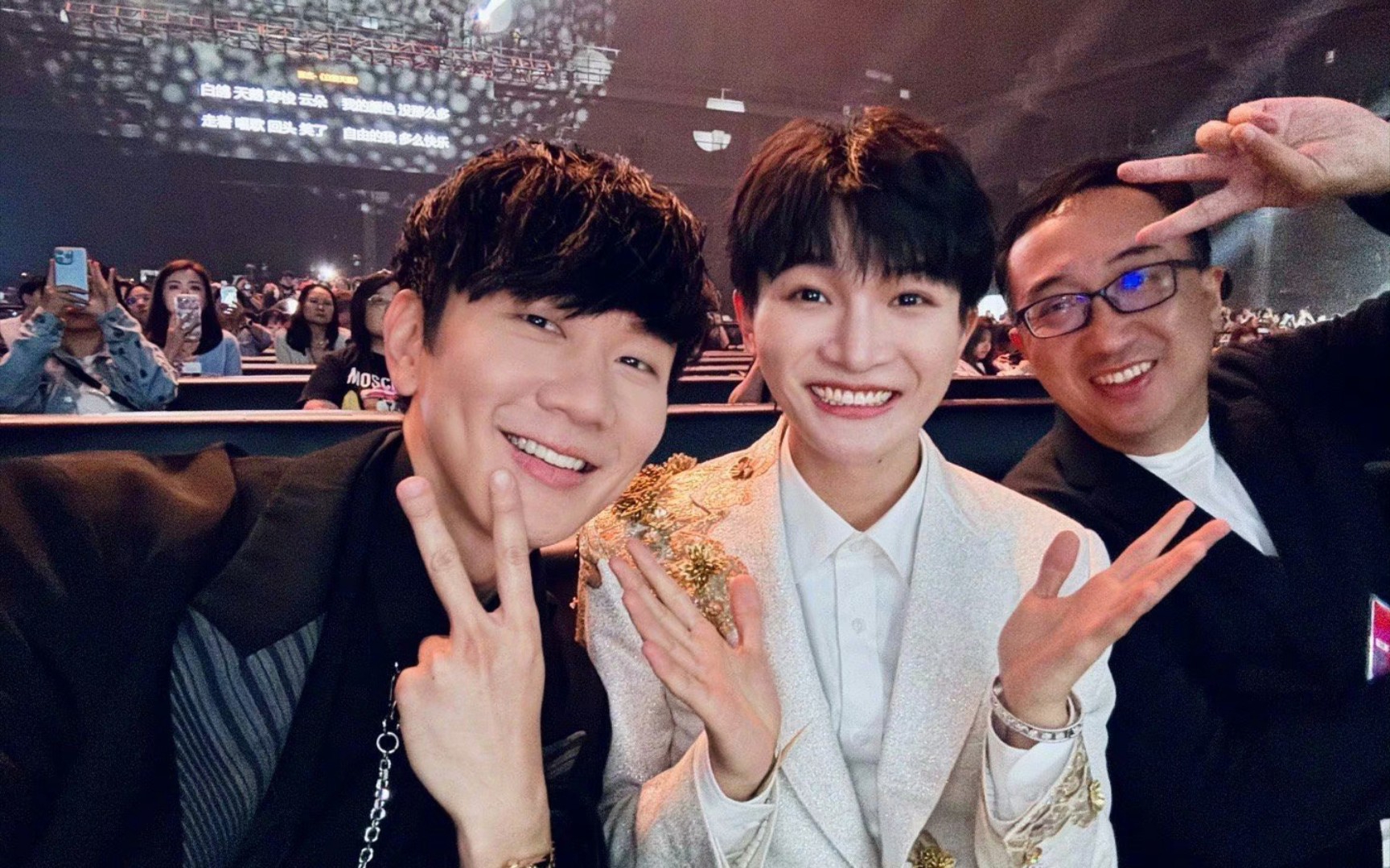 Kumpulkan foto bareng Zhou Shen, panggil Lin Junjie, Wang Jia’er, dan ...