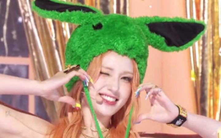 The final comeback stage with a deluxe set! [Somi] 230903 “Gold Gold ...