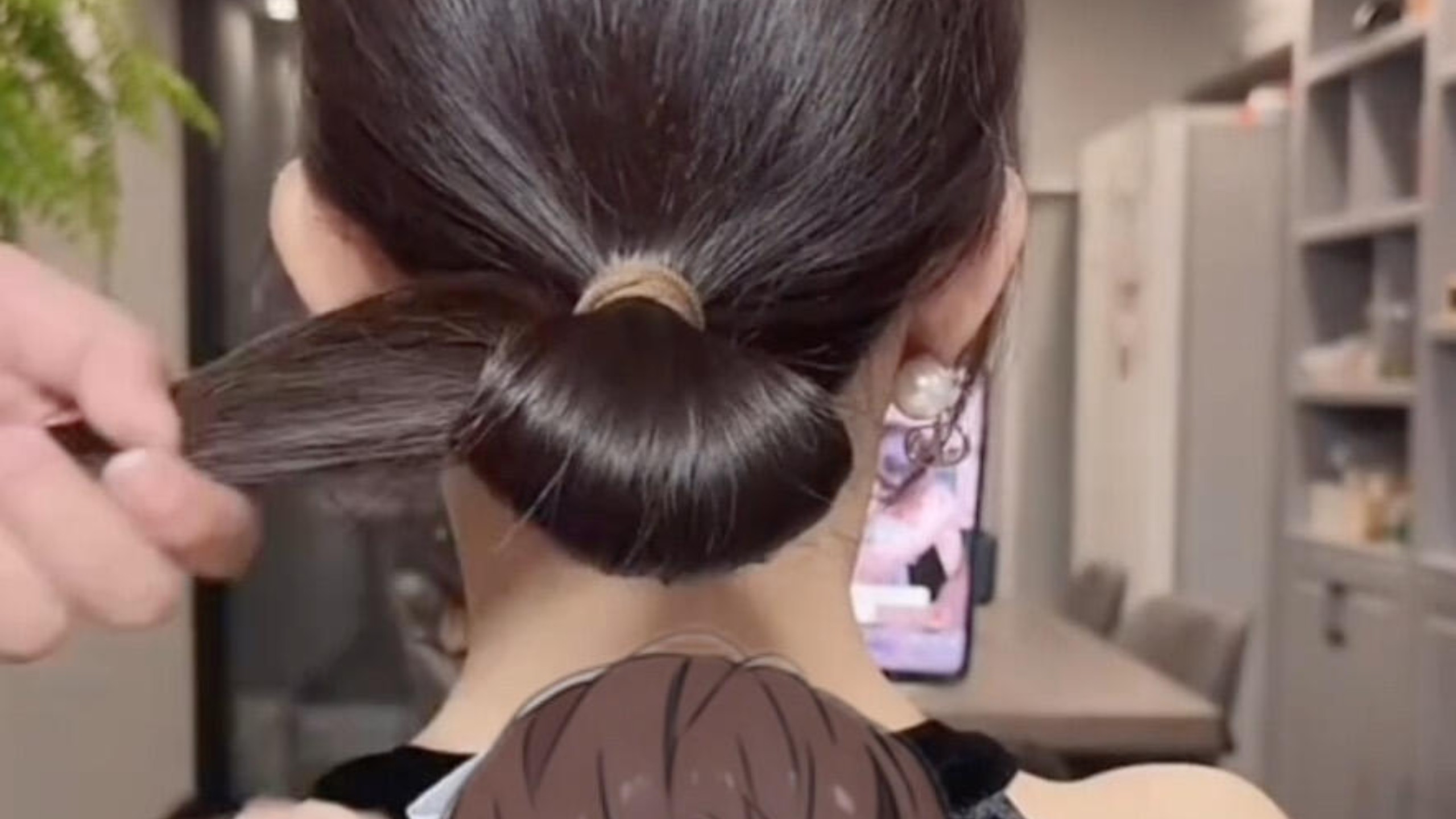 If you’ve got thin hair, try this effortlessly chic messy topknot—it’s ...