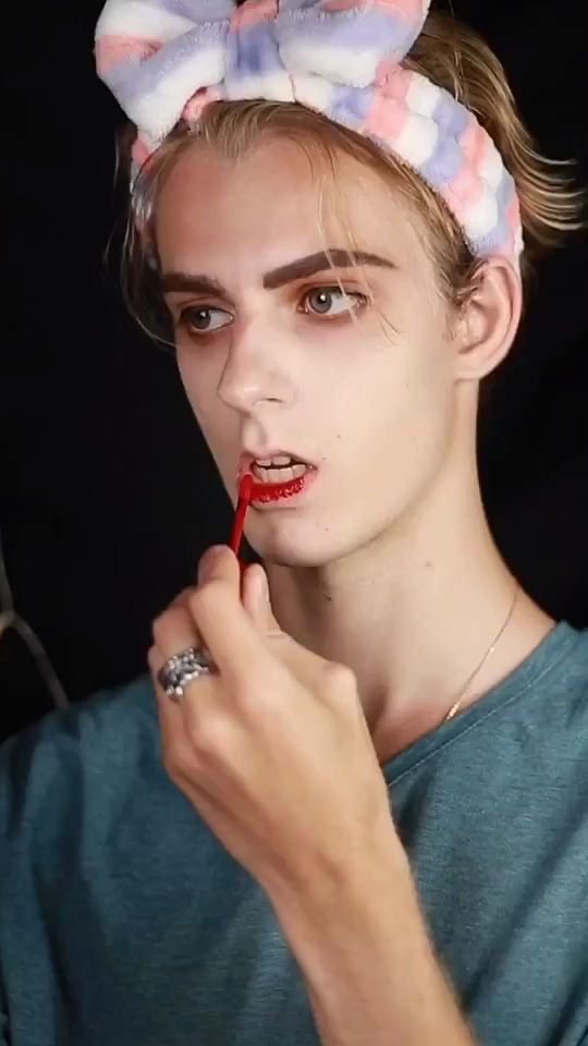 Check out this foreign guy’s ancient-style look—it’s surprisingly on ...