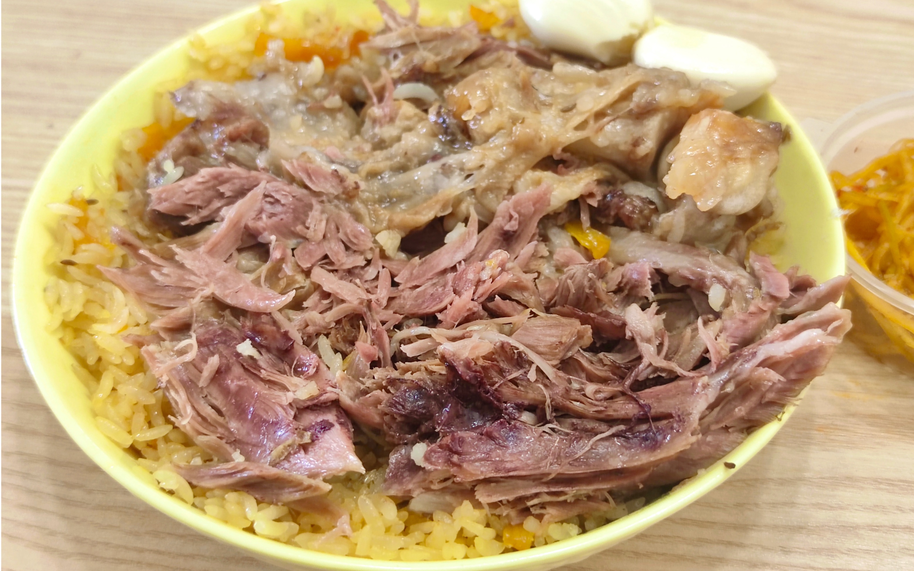 Nasi pilaf dan roti daging yang dibawa dari perjalanan lebih dari 3.000 ...