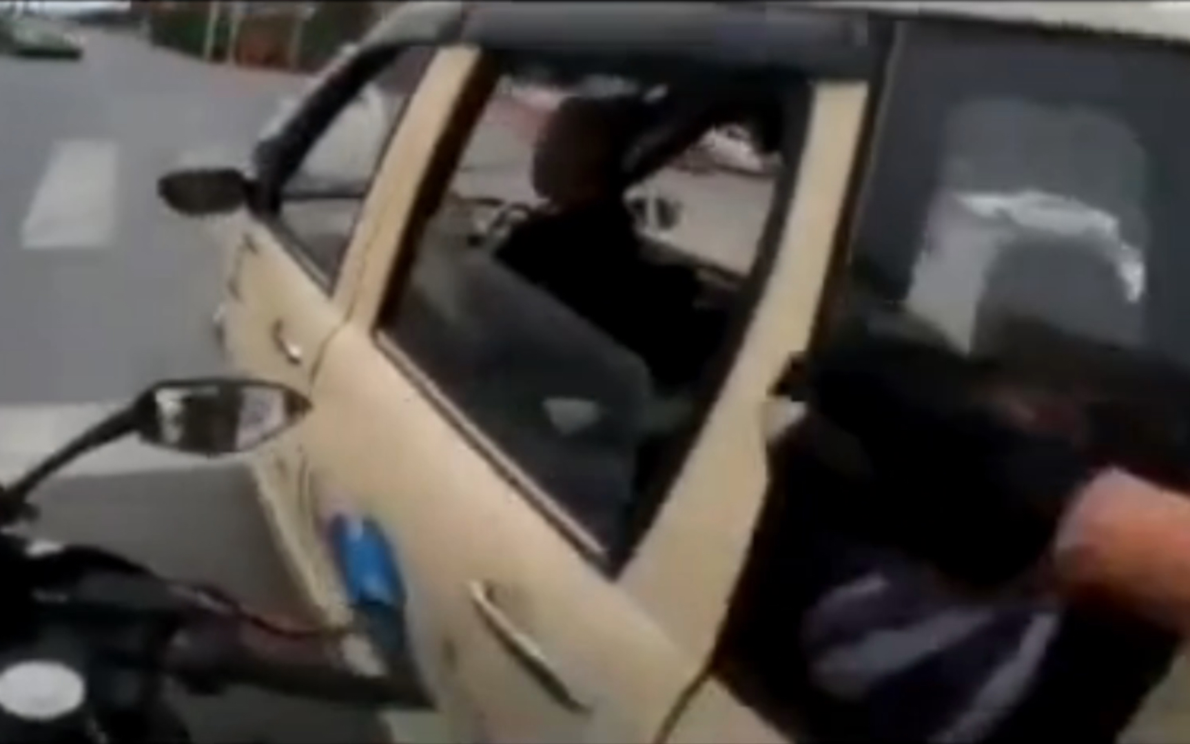 Jangan memukul orang yang tersenyum. - Bstation