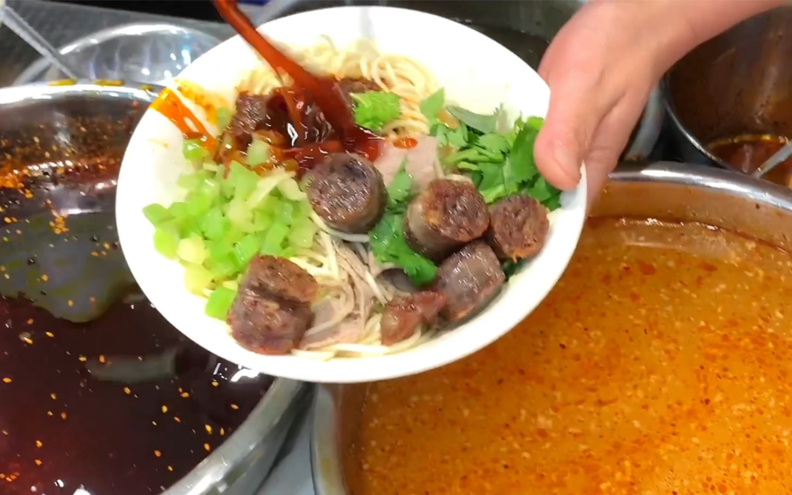 Breakfast in Xining for 48.5 RMB: 7 steamed buns, a bowl of yak beef ...