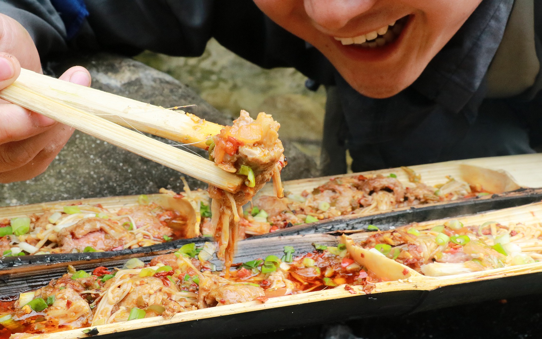 [Yam Video] Secret-Recipe Enoki Beef in Bamboo Tubes by the Stream—Two ...